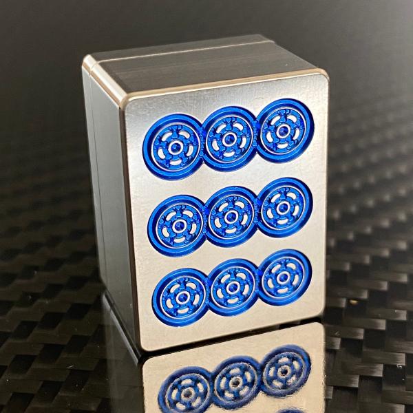 【発売日：2024年06月10日】純チタンのブロックから一つ一つ削り出して作っています。文字のチタン特有の青色が輝いてとてもきれいです。製品サイズ：約W20ｍｍ×H26ｍｍ×D16ｍｍ材質：純チタン（TP340）色：本商品は、バレル研磨によ...