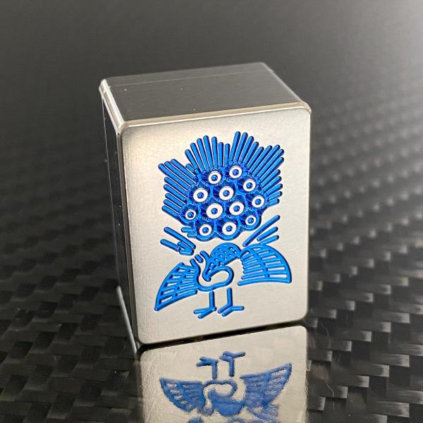 【発売日：2024年06月10日】純チタンのブロックから一つ一つ削り出して作っています。文字のチタン特有の青色が輝いてとてもきれいです。製品サイズ：約W20ｍｍ×H26ｍｍ×D16ｍｍ材質：純チタン（TP340）色：本商品は、バレル研磨によ...