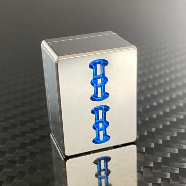 【発売日：2024年06月10日】純チタンのブロックから一つ一つ削り出して作っています。文字のチタン特有の青色が輝いてとてもきれいです。製品サイズ：約W20ｍｍ×H26ｍｍ×D16ｍｍ材質：純チタン（TP340）色：本商品は、バレル研磨によ...