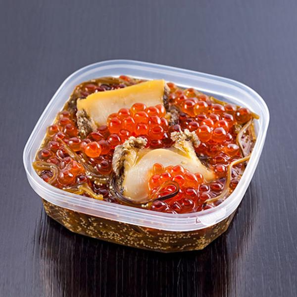 中村家の海宝漬が食べきりサイズになりました。三陸産のメカブの醤油漬に、中村家独自の技法「だまし煮」で柔らかく煮上げた三陸産アワビ、三陸・北海道産のイクラをトッピングしました。温かいご飯にそのままのせて食べるのがおすすめです！お荷物は冷凍便で...