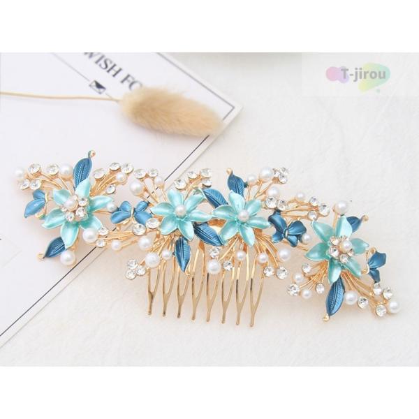 金をベースに緑の花のアクセサリー、合金製装着はコームタイプになりますちりばめられたピジュー等も併せて煌びやかな雰囲気になります約横16cm　縦6cm上品さ、華やかさを演出したいシーンに活躍します結婚式、二次会、披露宴、発表会、パーティーや贈...