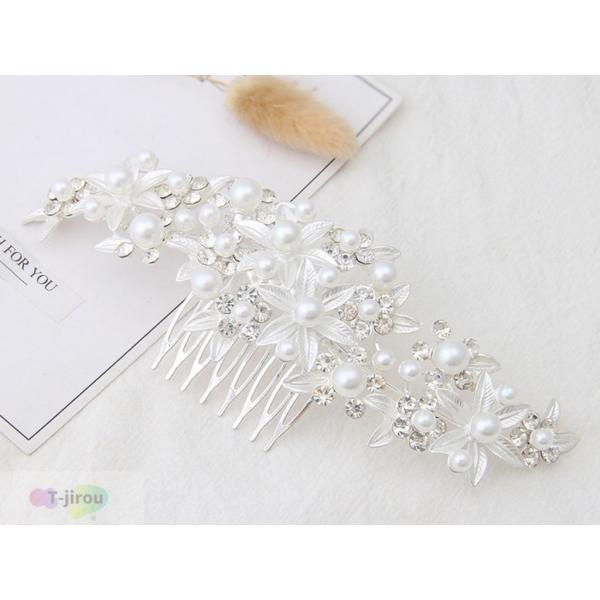 全体的に銀色を基調とした花のアクセサリー、合金製装着はコームタイプになりますちりばめられたピジュー等も併せて煌びやかな雰囲気になります約横16cm　縦6cm上品さ、華やかさを演出したいシーンに活躍します結婚式、二次会、披露宴、発表会、パーテ...