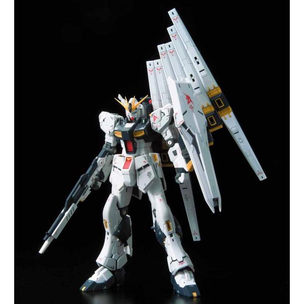 『機動戦士ガンダム 逆襲のシャア』に登場する、アムロ・レイ搭乗機をRGにラインナップ。νガンダムの特徴的なカラーリングは成形色で再現。白い本体には薄いグレーの成形色を3色使用し、情報の密度を上げている。肩部と腹部にはジョイントが内蔵されてお...