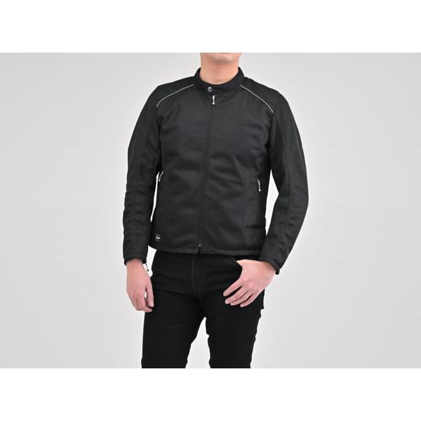シンプルなシングルライダース風デザインのフルメッシュジャケット。ライディングポジションを考慮し、腕の位置や角度は前よりに、後身頃の裾は長くとっているためセパハンユーザーにもおすすめです。パイピングが反射素材なので、夜の視認性が向上。伸縮性の...
