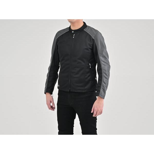 シンプルなシングルライダース風デザインのフルメッシュジャケット。ライディングポジションを考慮し、腕の位置や角度は前よりに、後身頃の裾は長くとっているためセパハンユーザーにもおすすめです。パイピングが反射素材なので、夜の視認性が向上。伸縮性の...
