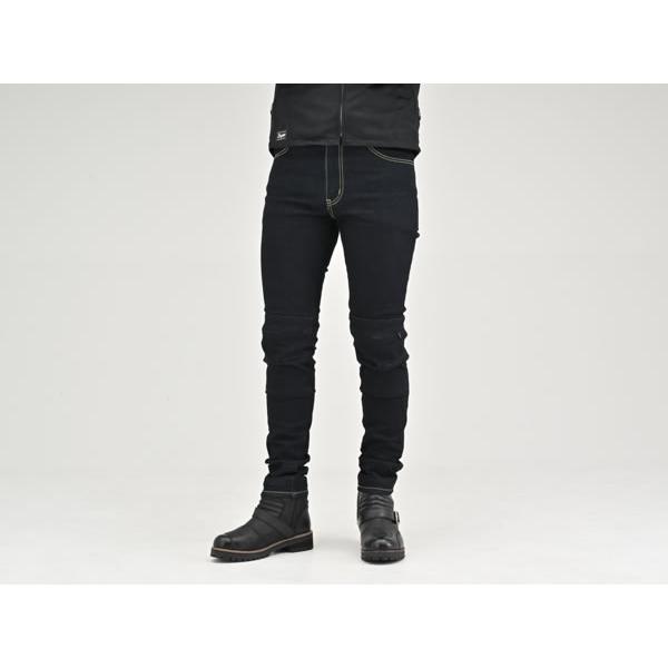 13ozのストレッチ生地を採用した伸縮性に優れ、動きやすさ快適さ重視のジーンズ。膝プロテクターポケットは外側に設置し、足の入れやすさ、履きやすさとプロテクターの外しやすさを重視しました。ポケットと股下に当て布をつけ、シートとの擦れを防止。股...