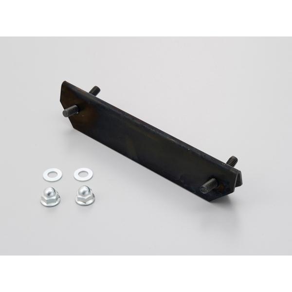 角度付き(＋25°)のナンバーステー。本体スチール製黒亜鉛メッキ仕上げ。車体側＆ナンバー側取付ピッチ120mmに対応。フランジ付六角ナット(M6)×2、平ワッシャー(M6)×2付属。※ 取付ピッチはともに120mmですが、商品の長ボルト側を...