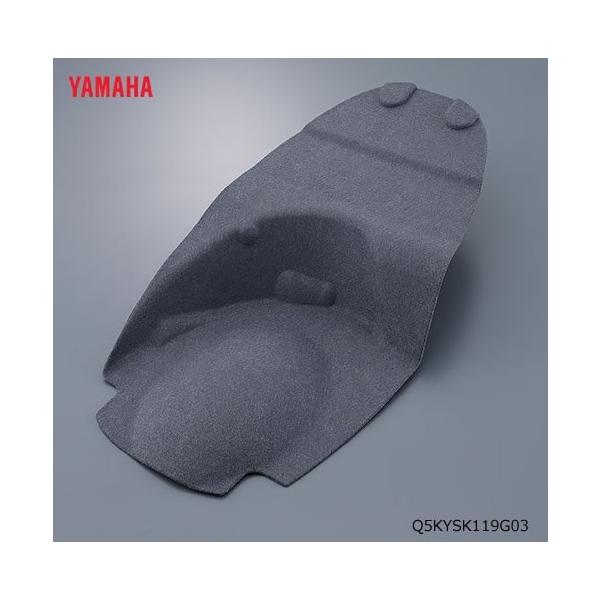 シート下のトランクスペースにヘルメット等を収納した時、トランク底面と収納物との擦れによる傷付を防止する底敷きマット。◆取付工数：0.1h◆材質：PET成型不織布　厚さ：約2.5mmご注意：※インナーライナーの厚み分により、ボックス内の収納容...