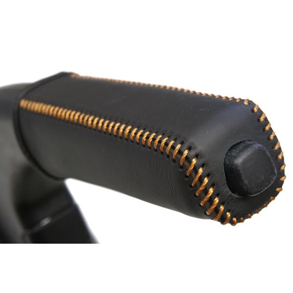 ルノートゥインゴサイドブレーキグリップカバー【素材】本革(牛革) 【ステッチカラー】１０色よりお選び頂けます。(赤・黒・白・グレー・青・黄・橙・キャメル・紫・緑)【注意事項】当商品には取付け説明書は付属致しておりません。