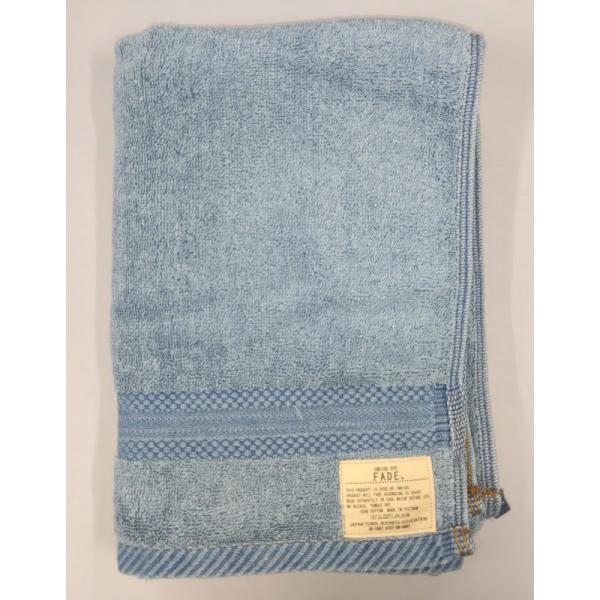 デニム柄バスタオルサイズ：約60cm×120cm　重量：約340g素材：綿100%縫製（耳部）：チェーンステッチ縫製（ヘム部）：本縫い（ロックステッチ）原産国：ベトナム※初めての洗濯は色落ちする可能性がありますので、他の洗濯物と混ぜないよう...