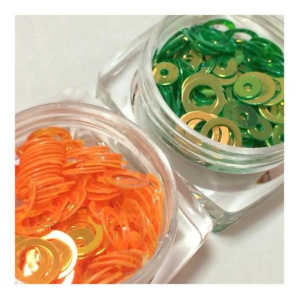 まるで泡のようなラウンドのホログラムセットです。見る角度によって輝きの異なるオーロラ加工となります♪ レジン封入やネイルなどにオススメです♪【内容量】・アクリルケース2個（2種）で1セット・1カラー約1g【サイズ】・ケース：30mm×30m...