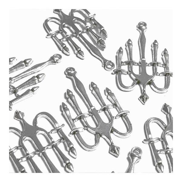 燭台のチャームです。片面タイプのデザインとなります。【サイズ】・47mm×28mm×2mm（カンを除く）【カラー】・銀古美 【内容量】・1個（ばら売り）【確認事項】※パソコンの種類や環境により、商品の色合いや質感が実物と若干異なって見える場...