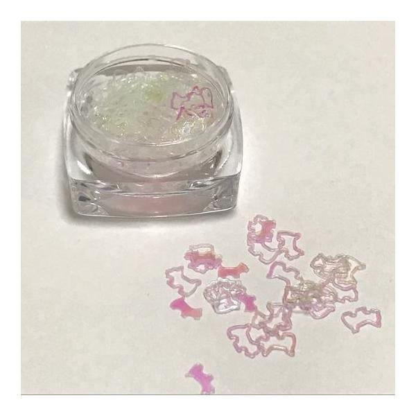 ミルキーホワイトの犬のホログラムです。【内容量】・約0.5〜1g 【サイズ】・ケース：30mm×30mm×15mm・1枚：4mm×6mm×0.2mm        【カラー】・画像参照 【確認事項】　※パソコンの種類や環境により、商品の色合...