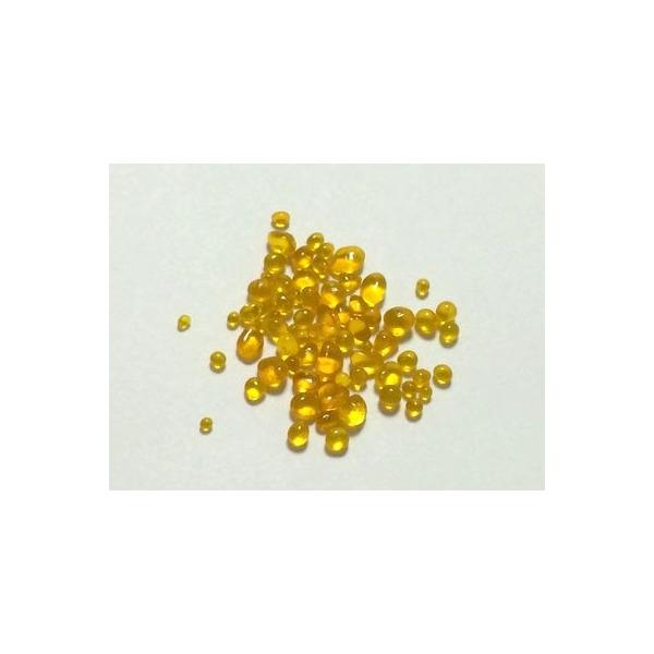 レジン封入などにオススメのシトリンのグラスグレーン（ガラスの粒）です。いろいろな形のガラスの粒ですが、角が丸くなってますのでレジンに封入するとカレットとはまた違った雰囲気になります。※ガラスのかけらですので取り扱いにはくれぐれもご注意下さい...