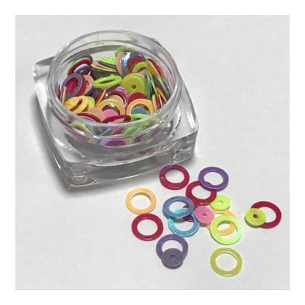 レジン封入等にオススメの泡のホログラムです。【内容量】・ケース1個：約0.5〜1g 【サイズ】・ケース：30mm×30mm×15mm・1枚：4mm×4mm/6mm×6mm【カラー】・画像参照【確認事項】　※パソコンの種類や環境により、商品の...