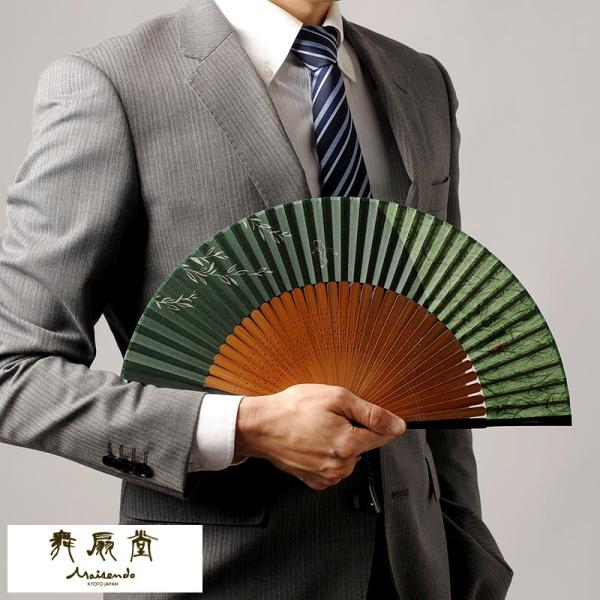 ビジネスシーンやスーツにも合う高級紳士用扇子。暑さ対策やクールビズに。縁起物なので贈り物やギフトにも最適です。サイズ:・畳み時：縦22.7cm×幅3cm・展開時：縦22.7cm×幅42cm重量:約35gカラー:黒（瓢箪から駒）、青（流水メダ...