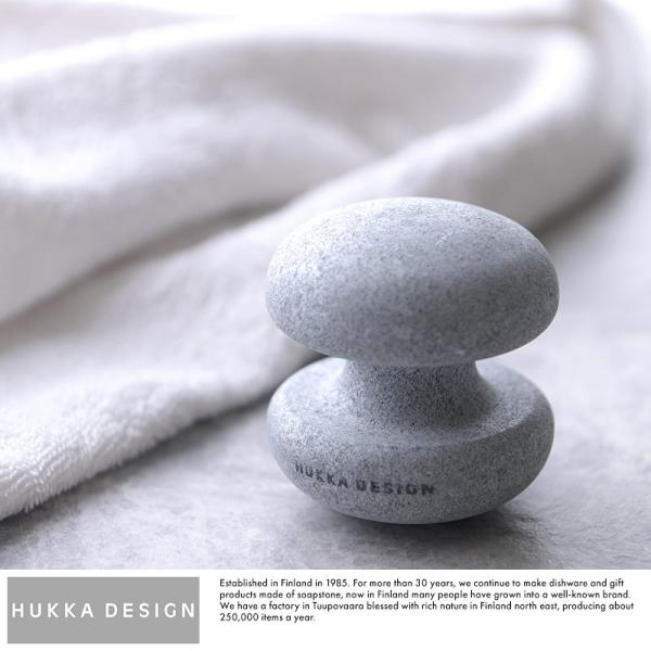 サイズ:幅5.7cm×高さ6cm×奥行き5.7cm重量:約300gカラー:グレー素材:カレリアン・ソープストーン北欧フィンランドの地で28億年前に誕生したカレリアンソープストーン。地殻変動の結果、極度に圧縮されてできた、気孔率が極めて低い高...