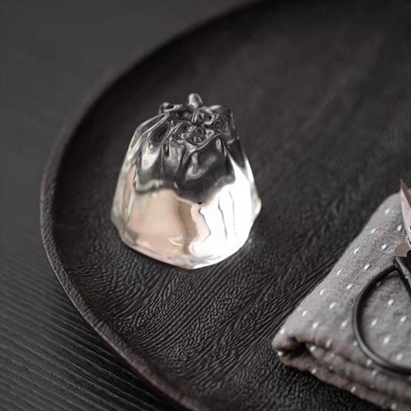 ■台湾茶道具 中国茶器 蓋おき 蓋置 福 ガラス工芸（すりガラス） 福字の蓋置、お正月や行事にぴったりです、全体的のイメージは富士山に連想できる。 【サイズ】縦2.5×横2.5cm / 高さ 約5cm 【使い方】茶壷や茶碗の蓋を清潔に保つた...