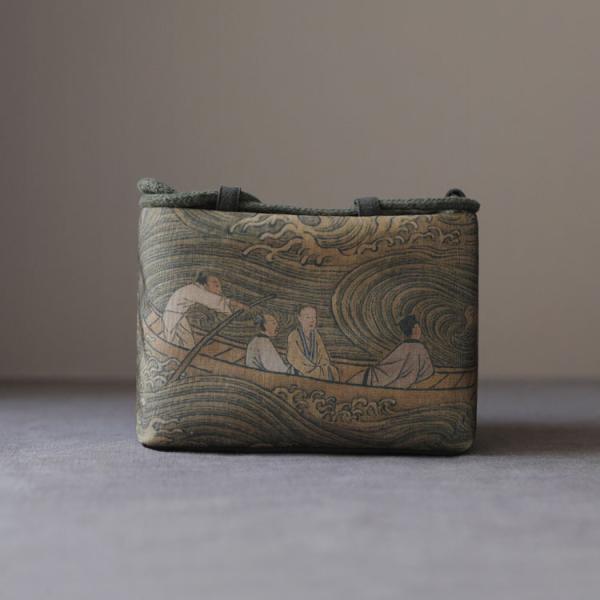 ■ 茶道具収納 収納袋 茶器用絹しふく 角底仕覆（利休茶色 舟）【サイズ】縦 約9cm / 横 約17cm / 高さ 約12cm 【生地】表生地 布（防水加工）/ 裏生地 布 / 芯 厚手キルト ・小さな茶壺或いは蓋碗１点、飲杯２点入れられ...