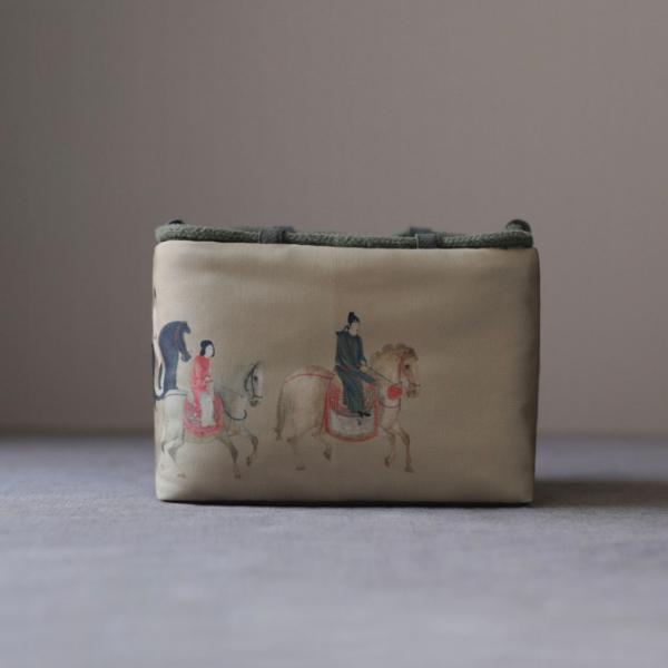 ■ 茶道具収納 収納袋 茶器用絹しふく 角底仕覆（芥子色 遊春図）【サイズ】縦 約9cm / 横 約17cm / 高さ 約12cm 【生地】表生地 布（防水加工）/ 裏生地 布 / 芯 厚手キルト・小さな茶壺或いは蓋碗１点、飲杯２点入れられ...