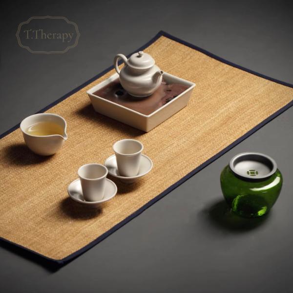 ■ テーブルランナー カビに強い 中国茶 台湾茶道具 茶席 マット（土色 60cm） 【素材】 ラフィア 【サイズ】 縦30cm × 横60cm【色】 ブラウン【生産地】台湾・ラフィアの手織り、丈夫、カビに強い・コットンラップエッジ・使いや...