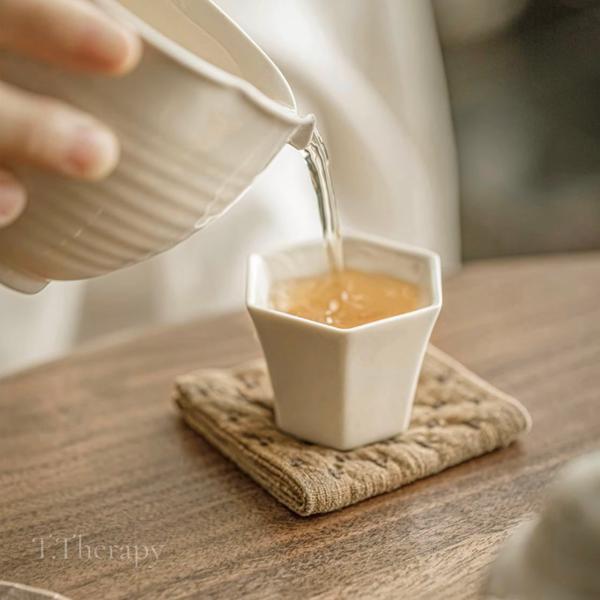 ■ 中国茶器 台湾茶 品茗杯 ちゃわん 豆茶わん 40ML（六角 土灰釉）【サイズ】口径 約5〜5.5cm / 高さ 4.1cm  / 容量 約40ml【生産地】中国・土灰釉（どばいゆう）は、発色させるための金属が含まれないもので、淡い色合...