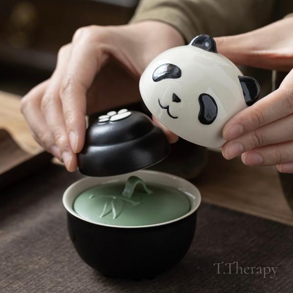 旅先でお気に入りの茶器を楽しみたい、そんな思いから生まれた、コンパクトとデザイン性が高い携帯用の茶器セットです。■ 旅持ち茶器 携帯用茶器 旅行茶具一式 (パンダ 土灰釉 蓋碗＋茶碗2＋バッグ)蓋碗 1点  / 口径 約8.8cm / 高さ...
