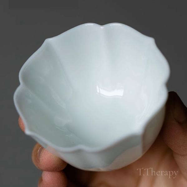 伝統的な宋の茶碗を模倣した高級茶器、高温で焼成された光沢のある釉薬と温かく柔らかな手触りの茶碗は、ベゴニア花形の茶碗の口は、唇の形にぴったり合うようにデザインされ、あらゆる種類のお茶を飲むのに適しています。■ 高級 手作り白磁 茶碗 中国茶...