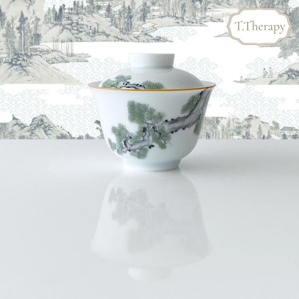 ■  景徳鎮 高温焼成白磁 蓋碗 蓋付き三才碗 蓋碗 箱付き（影青 釉下彩 手描き 松柏図） 【サイズ】 口径 約9.2cm / 全体高さ 約7.5cm / 容量（満水）175ml ※ 図6〜9はイメージ写真であり、その他は全て実物写真であ...