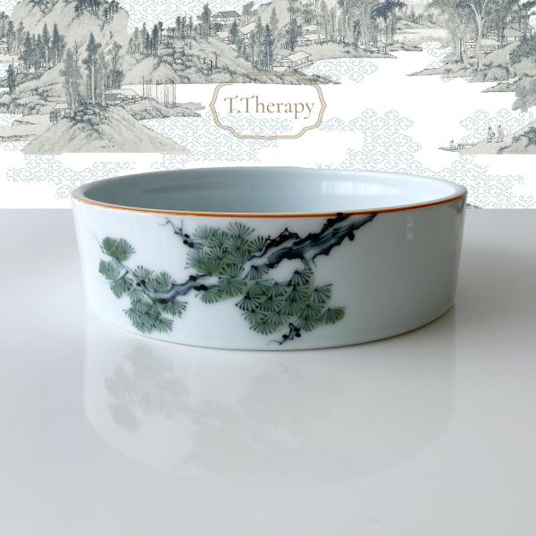 ■　茶盤 茶こぼし 建水 けんすい 水盂 茶承（影青 釉下彩 手描き 松柏図） 【サイズ】直径 約14.5cm / 高さ 約 3.6cm / 容量 約300ml【材質】蓋 錫合金製 / 皿 陶器【産地】中国【使い方】(1) 茶壺や飲杯をのせ...