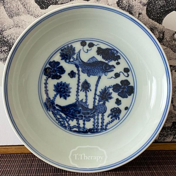 ※ すべてが実物写真です。※ 写真中の朱泥急須は別売りものです、予めご了承ください。■ 景徳鎮 青花 倣明染め付け 現代作家 白磁 白瓷 鉢 茶承 茶盤 中皿 お皿（明の染付模倣品 蓮池魚藻図皿）【サイズ】直径：約16.5cm / 高さ：約...