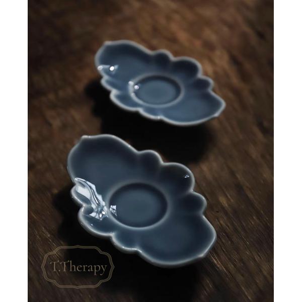 ■  ティートレイ 茶托 茶たく （白花色 元宝）【サイズ】縦8.5m / 横13cm / 高さ0.9cm【生産国】中国※  茶托以外の茶器は撮影の道具であり、売り物ではない。