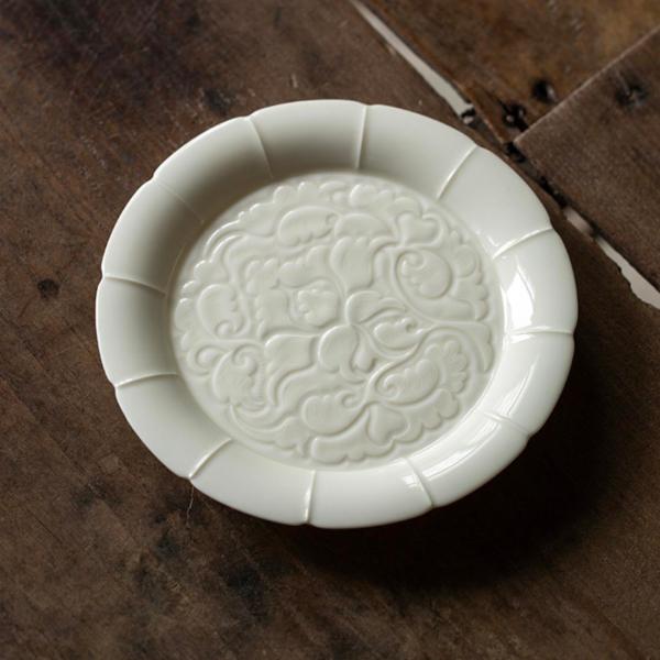 乾燥した杏の花を叩いて灰にし、白の中に黄色い杏白釉の効果を出すことで、千度以上の高温で焼き上げられた磁器は、その質が堅くて衝撃に強く、手で触れると表面が滑らかで温もりを感じられます。これは、まさに得難い使いやすい茶器であり、全体的に静かで上...