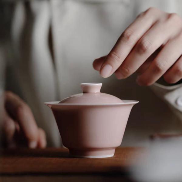 一人の時間を、少しだけ特別に。小ぶりな蓋碗は、毎日の一煎にちょうどよいサイズ。軽やかで持ちやすく、女性の手にも自然になじみます。忙しい日々の中でも、お気に入りのお茶と向き合う、静かなひとときを。■ 小ぶり 中国茶器 蓋付き三才碗 蓋碗 12...