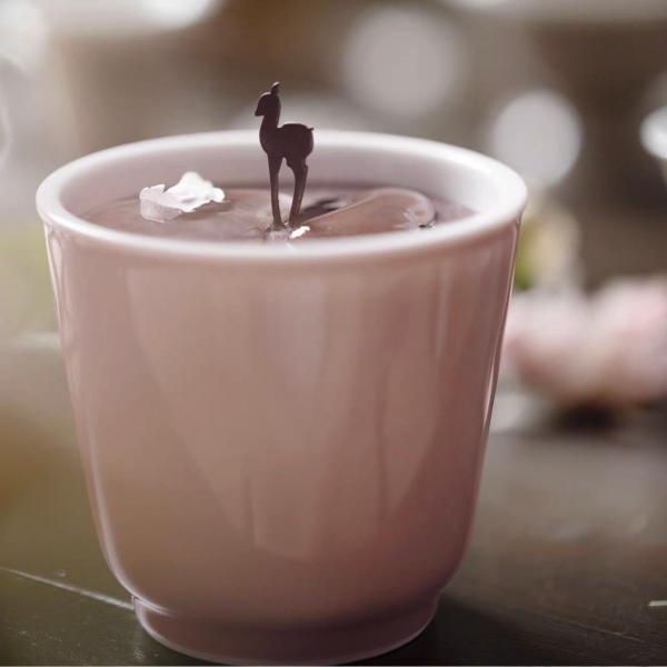 一人のお茶時間を、美しく整える。お湯や茶殻をさりげなく受け止める、小さな建水（けんすい）。使い終えたお湯を受け止め、茶席をすっきりと美しく保ちます。蓋には真鍮を使用。使い込むほどに味わいが増し、経年変化をお楽しみいただけます。■ 真鍮製 蓋...