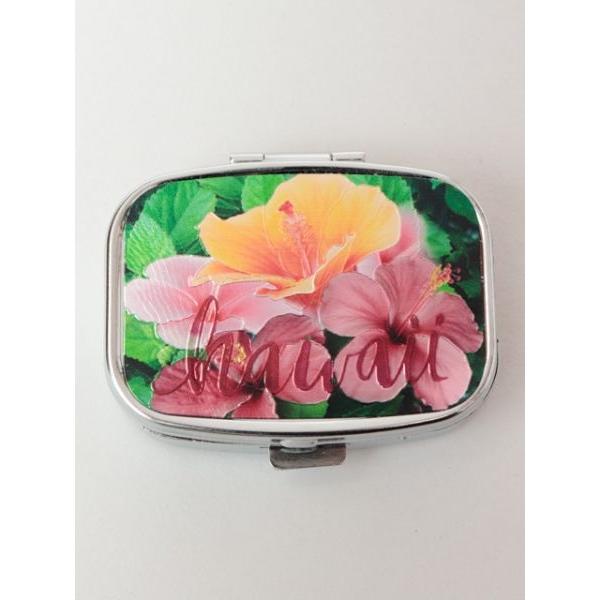 複数個ご注文をされる方は在庫を確認いたします。お気軽にお問い合わせください。4HAP963202縦　約5cm 横　約5.5cm　厚み　約1.5cm商品仕様THE ALOHAといったイメージのメタルのピルケース。小さなピアスを入れるなど、使い...