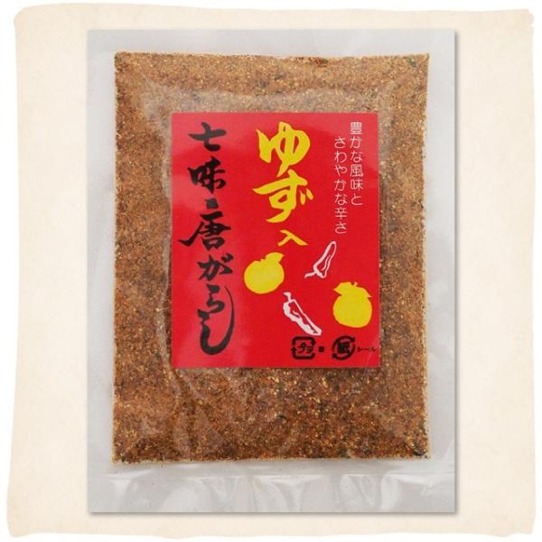 豊かな風味と爽やかな辛さのゆず入り七味唐辛子です。うどん、そば、鍋物やお味噌汁にさっとひとふり、爽やかな辛さが味を引き締めます。原材料：唐辛子（中国産）、陳皮、黒胡麻、あおさのり、ゆず、麻の実、けしの実、花椒賞味期限：パッケージ裏面に記載■...