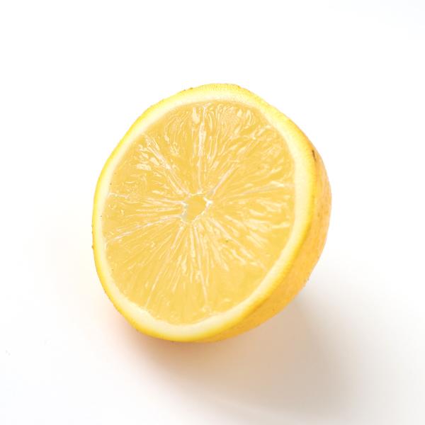 食品サンプルでできた本物と見間違うようなレモンの1/2カットです。レモン皮面は今までの食品サンプルとは一線を画す繊細さ。より本物に近いサンプルができました。■ 製品サイズ直径58mm×高さ50mm■ 素材塩化ビニール■ カラーレモン■ ご注...