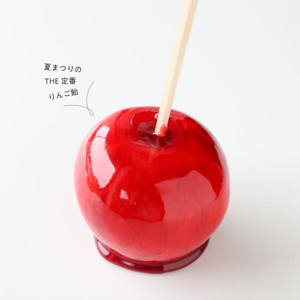 食品サンプルでできた本物と見間違うようなりんご飴ができました。夏の風物詩。着物姿でりんご飴を手に取れば、あっというまに夏祭り。しっかり大きいりんご飴と、ハート型にくり抜かれたりんご飴の２種類をご用意しました。着物・浴衣や広告撮影用の小物とし...