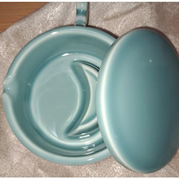 陶器の墨池　青磁墨池　陶器なので、汚れが付着しにくい陶器なのでキズが付きにくいサイズ：105×105×50mm