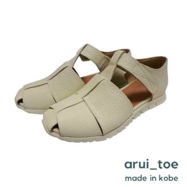 アッパー素材にはイタリア産マストロット社製牛革を使用しています。甲のベルトは面ファスナーで留めるタイプなので足首にぴったりフィットします。足の裏にフィットする凹凸のあるふかふかインソールは長く履いても疲れぬくいように作られています。旅行やシ...