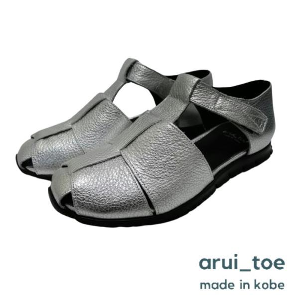 アッパー素材にはイタリア産マストロット社製牛革を使用しています。甲のベルトは面ファスナーで留めるタイプなので足首にぴったりフィットします。足の裏にフィットする凹凸のあるふかふかインソールは長く履いても疲れぬくいように作られています。旅行やシ...