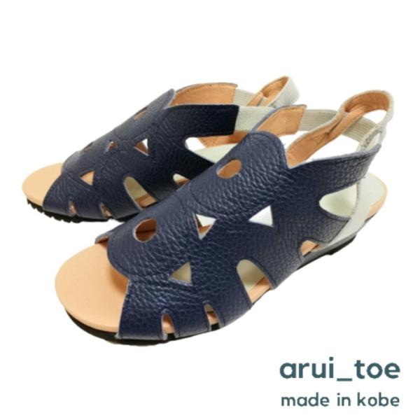 独特な図形を組み合わせたアッパーは適度に肌見せ部分があり、通気性にも配慮したデザインです。バックストラップは伸縮する大きなゴムになっていますので、脱ぎ履きらくらくで足首がぴったりフィットします。ヒールの高さは約4.5cmでしっかりと衝撃を吸...