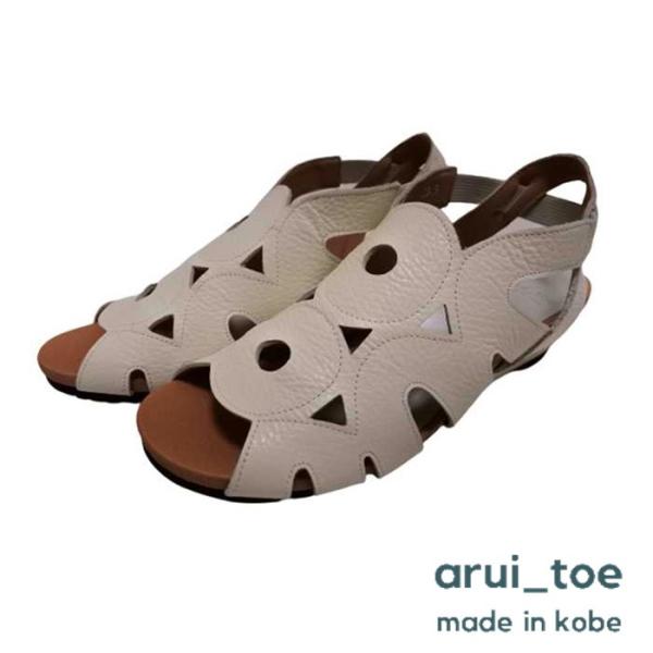 独特な図形を組み合わせたアッパーは適度に肌見せ部分があり、通気性にも配慮したデザインです。バックストラップは伸縮する大きなゴムになっていますので、脱ぎ履きらくらくで足首がぴったりフィットします。ヒールの高さは約4.5cmでしっかりと衝撃を吸...