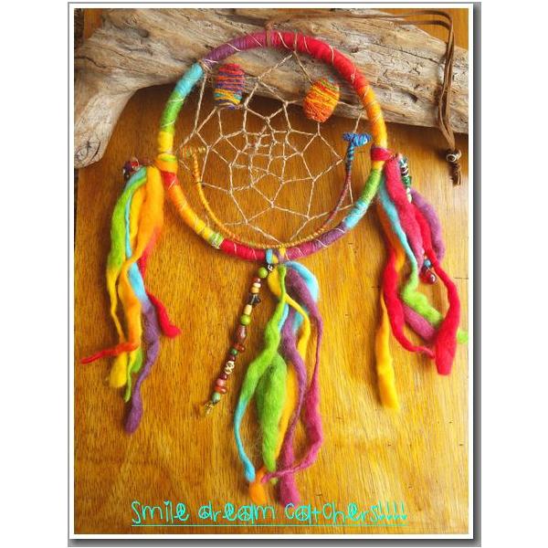 一つ一つ手作りされたあたたかいドリームキャッチャーです ドリームキャッチャーに目とお口が付いてスマイルキャッチャーになりました〜(≧∇≦)！！！ 可愛いくて大、大、大人気ですよ☆巻かれてる、カラフルなフェルトの紐が暖かみがあって元気が出ます...