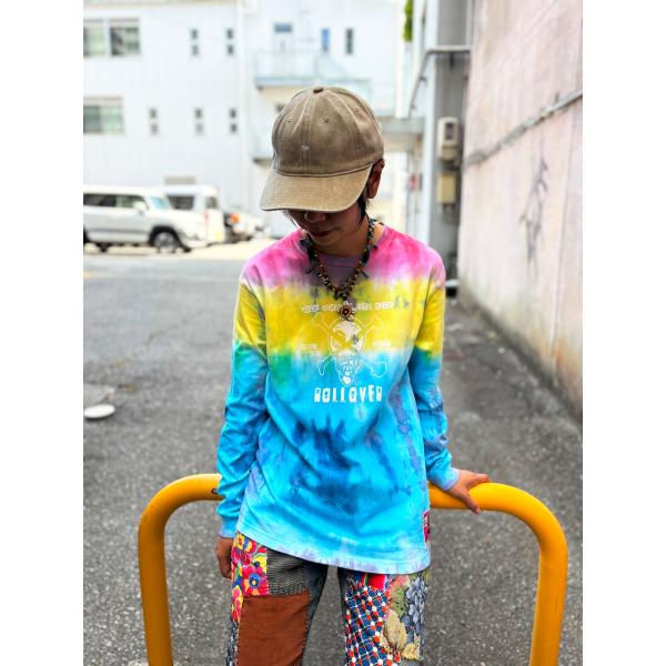 スタンダードで着こなしやすいシルエットのロングスリーブTシャツストリート感覚に根ざした新しいファッション性を追求し、Hippies Dye,breath of shibori等で常に新しい絞り染めを探求し、世界的にも活躍する吉川玲二氏が一枚...
