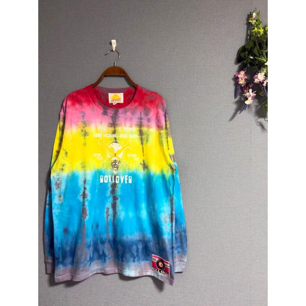 スタンダードで着こなしやすいシルエットのロングスリーブTシャツストリート感覚に根ざした新しいファッション性を追求し、Hippies Dye,breath of shibori等で常に新しい絞り染めを探求し、世界的にも活躍する吉川玲二氏が一枚...