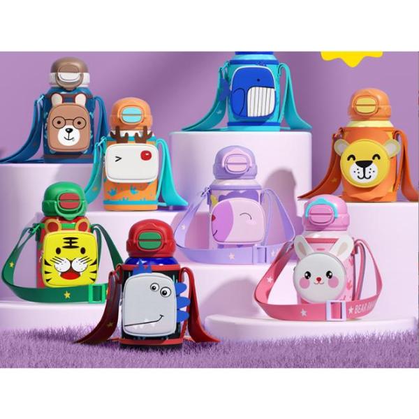 材質：ステンレス鋼&amp;amp;#44; シリコーン 　2種類のフタ付き！やストロー飲み、直飲みもOK　こちらは年少さんにもぴったりな容量600mlの小さめタイプ。ボタンを押すだけで開けることができるワンタッチ式なので、小さな子どもでも...