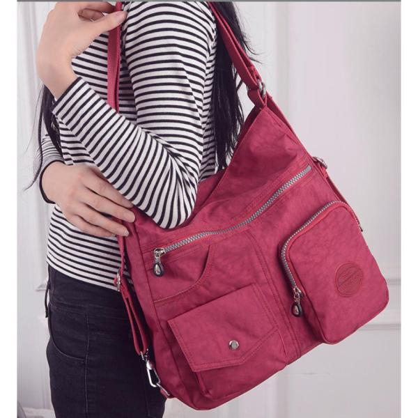 ショルダーバッグとリュックの2wayバッグになります。スクエア型で生地がしっかりしてポケットが9つある大容量バッグになります。背負えて持てるのでご旅行やママバッグとしてもご利用頂けると思います。3.8cmの幅広ベルトを採用しているので痛くな...