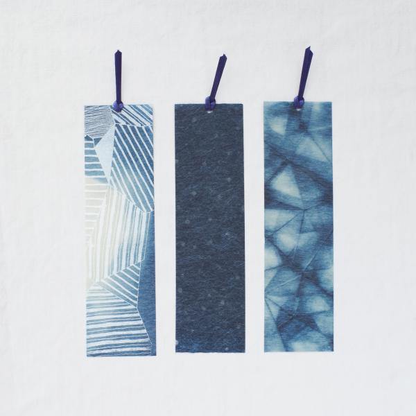 藍染屋ほうねは、徳島の藍染工場で修行した職人が地元の静岡で開いた藍染工房です。「暮らしに溶け込む」をテーマに日常生活で使いたくなるような製品づくりを行っています。こちらは藍染めした和紙の栞になります。3種類のデザインがセットになっています。...